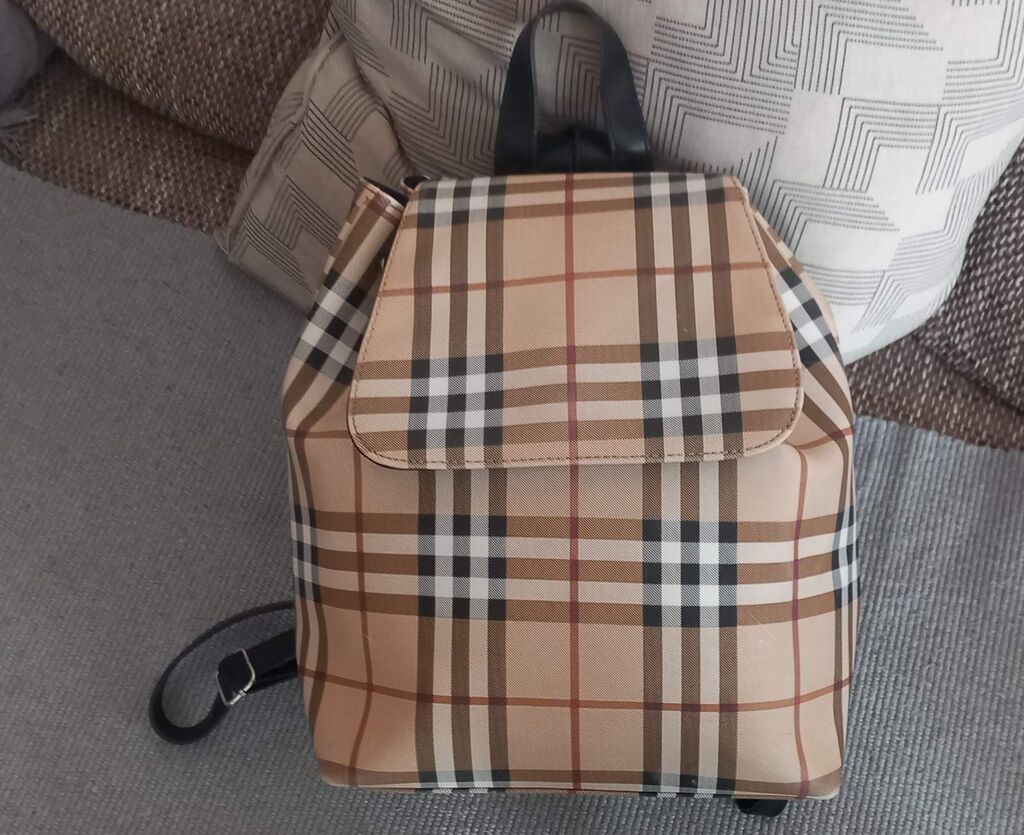 Ruksak sa karo šarom Burberry - Dizajn: klasična bež-karo šara;