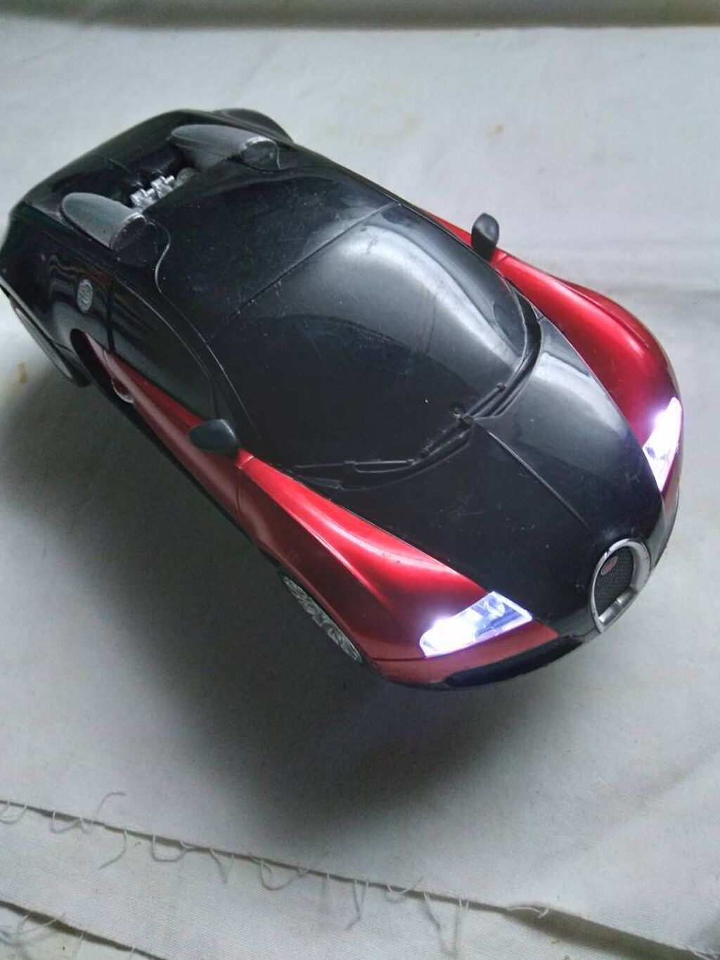 Na daljinski autic Bugatti razmera 1:24 sa daljinskim bez