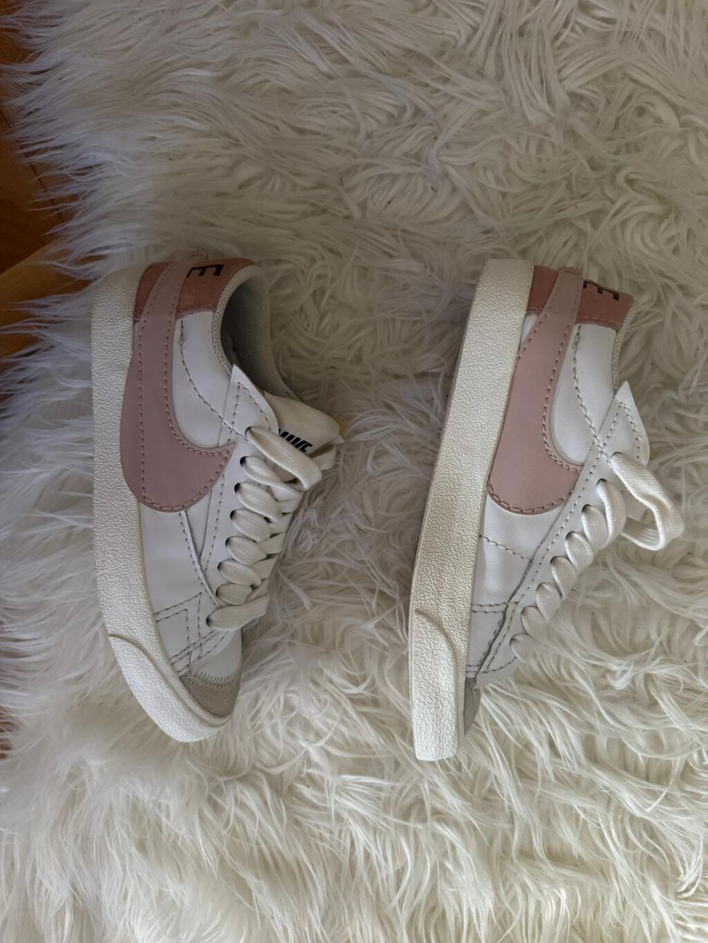 Nike ženske patike– model sličan Blazer Low - Boja: bela osnova sa