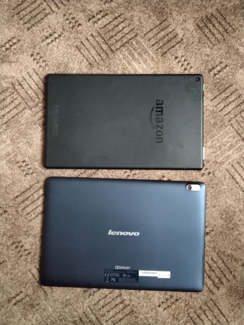 Dva tableta – Lenovo i Amazon Fire Lenovo tablet: - Zadnja strana sa