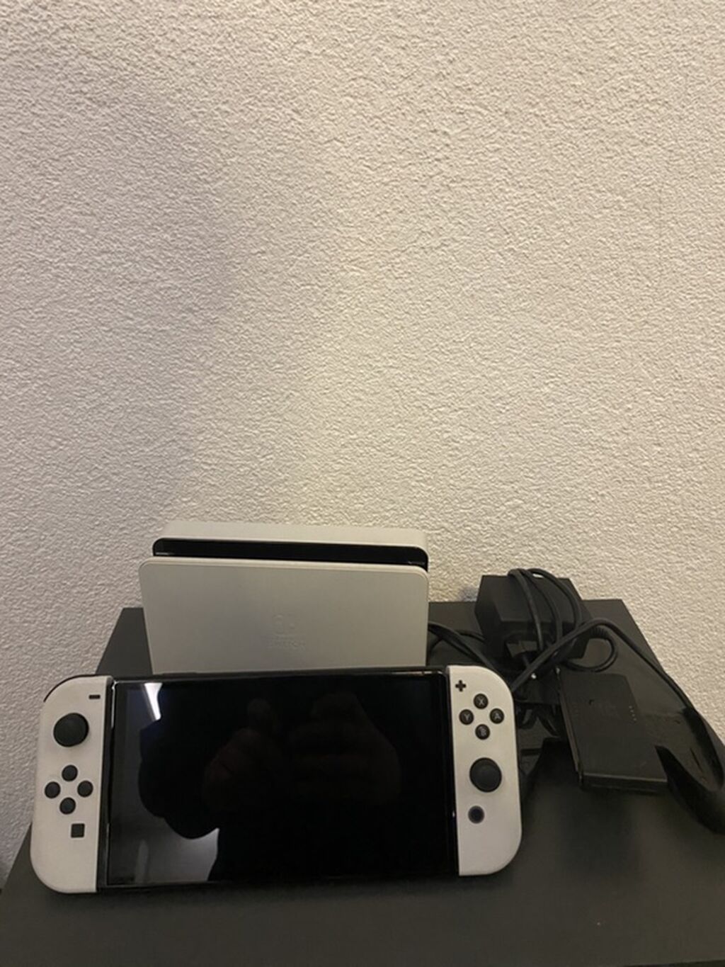Nintendo Switch OLED (belo izdanje) - Konzola sa 7" OLED ekranom za