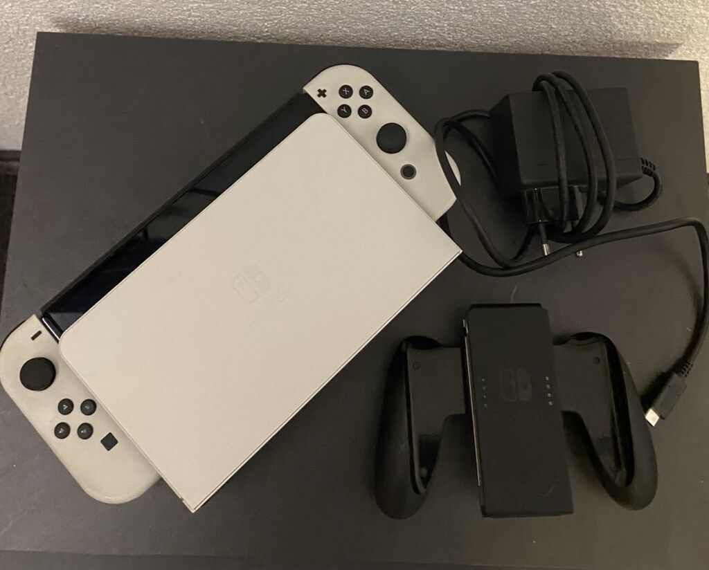 Nintendo Switch OLED (bela varijanta) Komplet uključen na