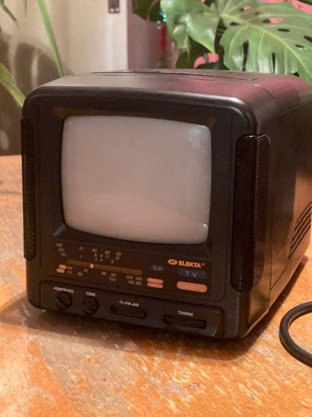 Elekta TV i Radio (Vintage, made in Japan). Tv je ispravan, i nema