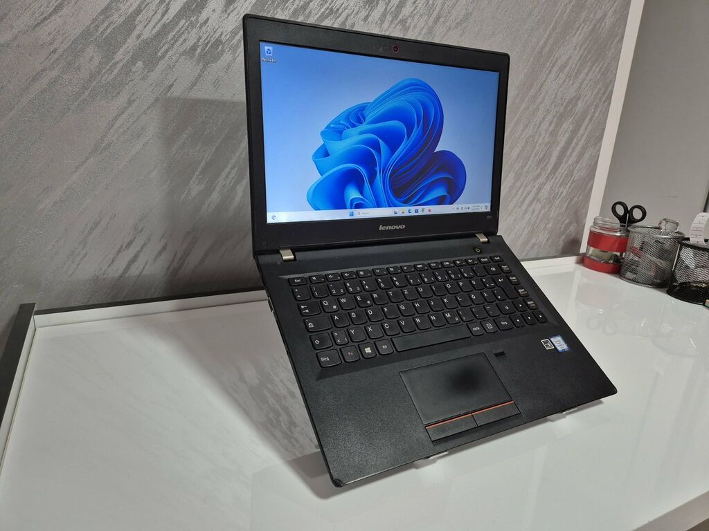 Lenovo E31 spada u red ultrabookova crne boje sa i3-6006u/8gb
