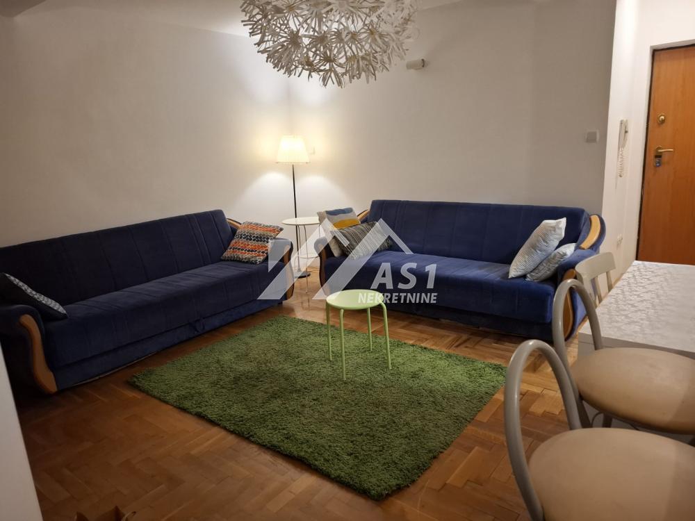 IZDAJE SE GARSONJERA U CENTRU ID#5301
300 €