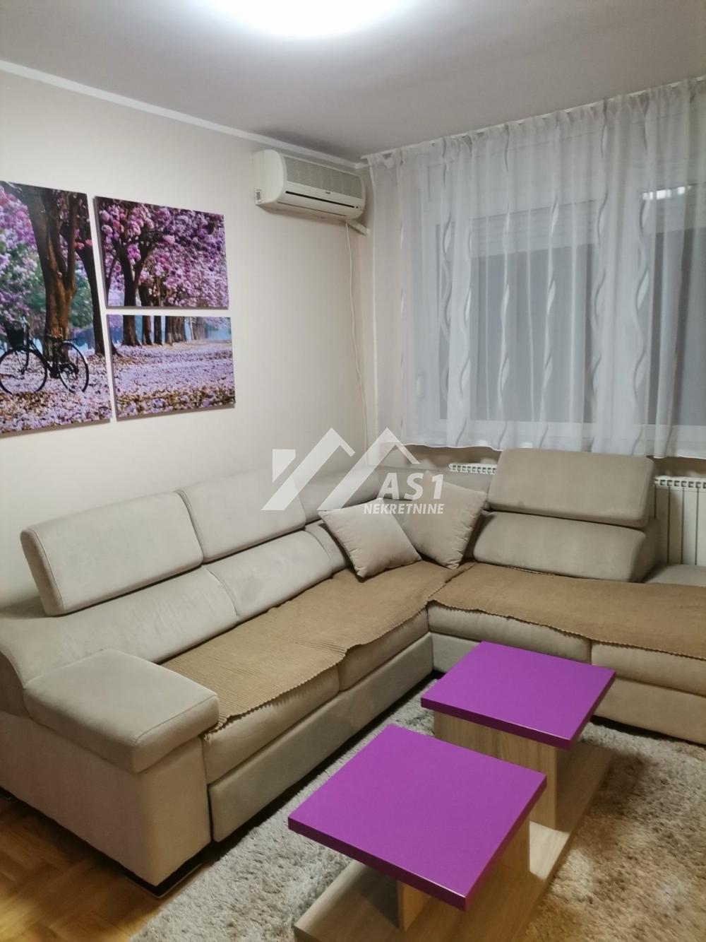 Izdajem lep renoviran trosoban stan u odlicnoj zgradi na Grbavici !!! ID#5304
480 €
