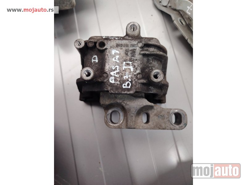 Pasat b7 nosač motora desni 2.0 TDI Originalni delovi Moguca ugradnja delova Alfa Romeo 147-156-166-159-GT-MiTo-Giulietta Fiat bravo 2 - croma -grande punto -multipla 2 -punto 3 -stilo-idea Freemo...