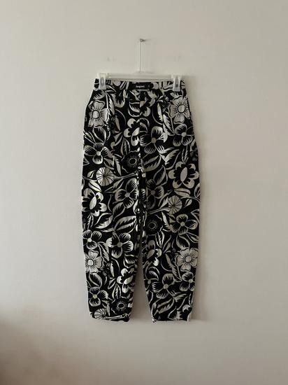 Desigual duboke pantalone oko članka, sa lanom