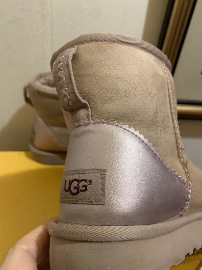 UGG cizme sa hologramom broj 38