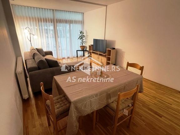 Novi Beograd, Blok 70a, 4.0 stan, 84m2, 950 EUR