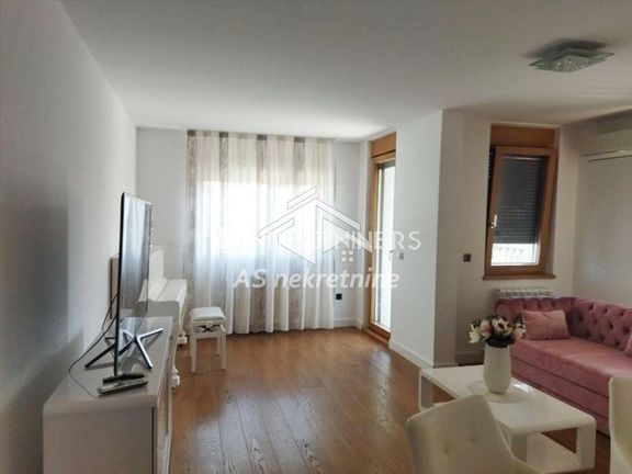 Vračar, Južni bulevar, 3.0 stan, 79m2, 1400 EUR