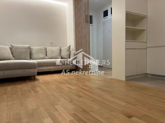 Zemun, Karadjordjev trg, 2.5 stan, 64m2, 1100 EUR