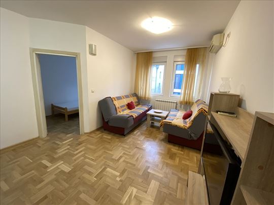 Izdajemo dvoiposoban stan, Juzni Bulevar, 60m²