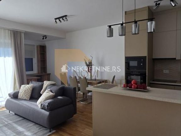 Odmah useljiv 3.0 stan, namešten, Cara Dušana