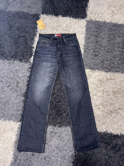 Nove Levis farmerke sa etiketom
