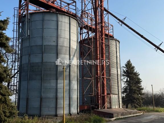 Pretovarni silos (2 ćelije po 200t) sa magacinom, kolskom vagom, upravnom zgradom i stanom domara