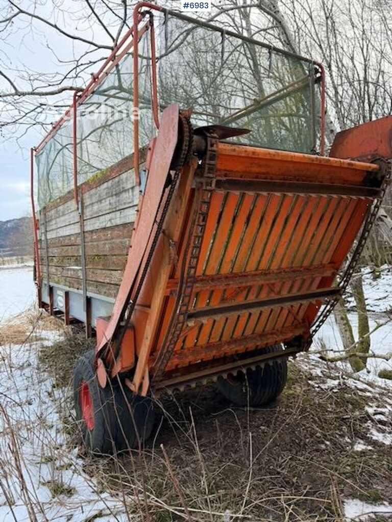 Underhaug prikolica za seno