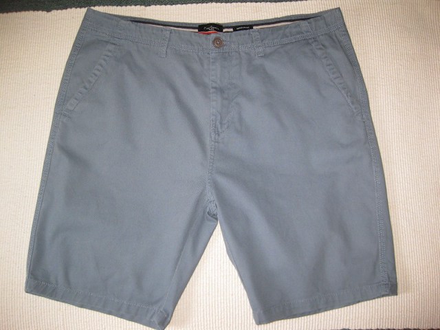 BERMUDE  pierre cardin    (vel.XL)