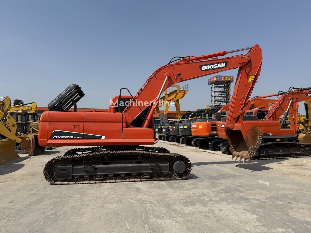 Doosan DX225 bager guseničar