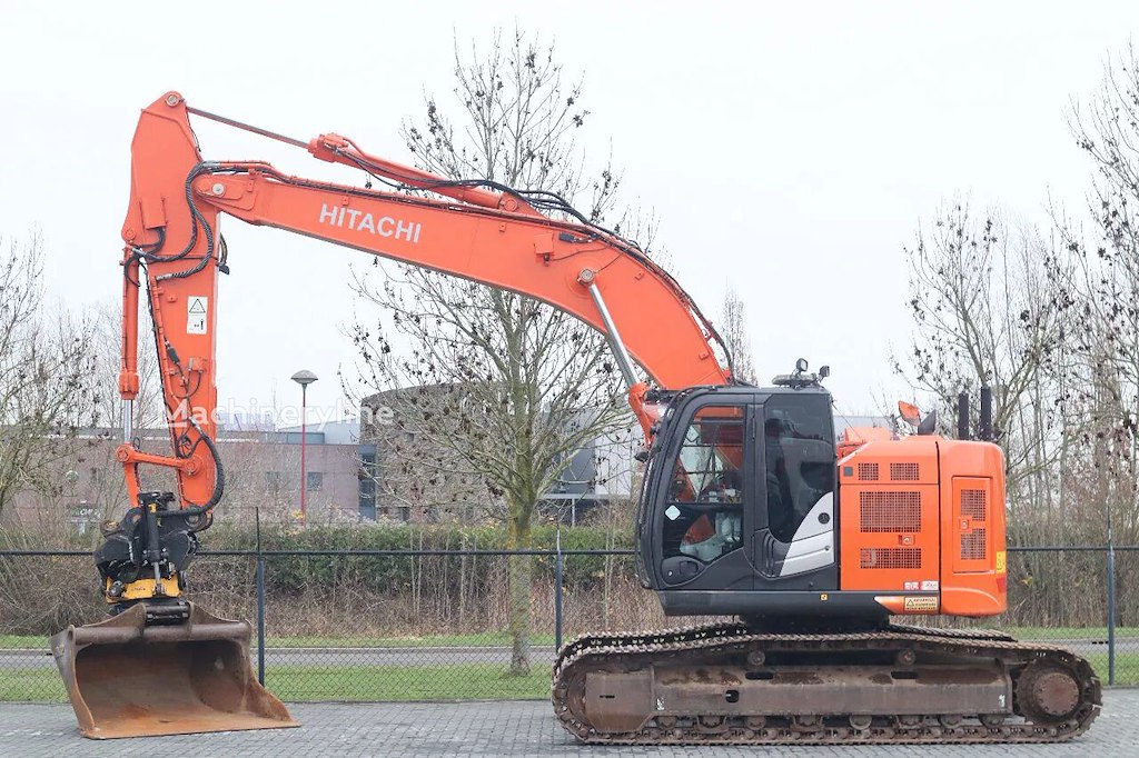 Hitachi ZX225 USRLC-6 | ROTOTILT | BUCKET | GOOD CONDITION bager guseničar