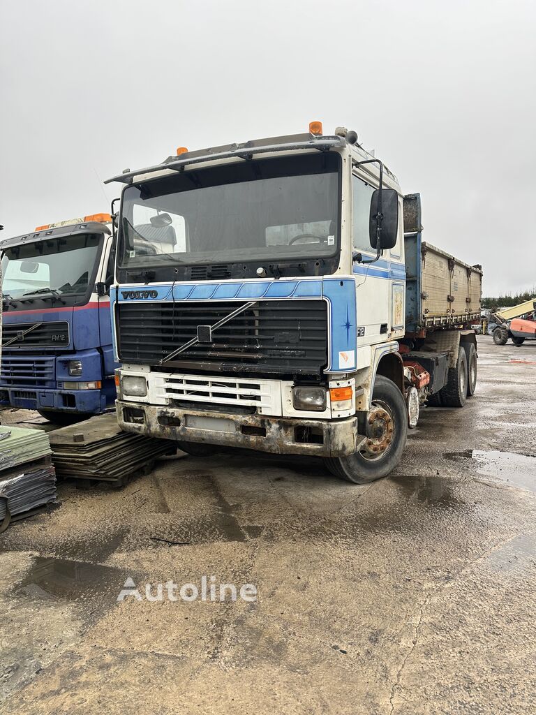 Volvo F12 kamion s ravnom platformom