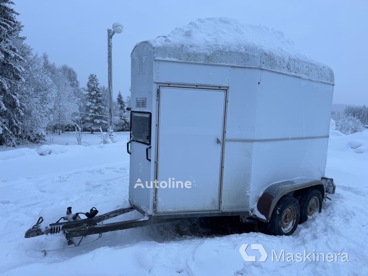 Prodaje se Brunte prikolicu za prevoz konja na aukciji
