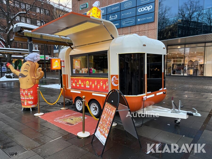Prodaje se Komplett Foodtruck 3,9m med påskjutsbroms prikolicu brze hrane na aukciji