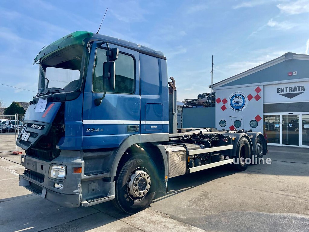 Mercedes-Benz Actros 2544 kamion rol kiper nakon udesa