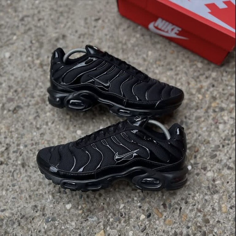 Nike Air Max Plus (TN) – triple black - Ikoničan dizajn sa talasastim