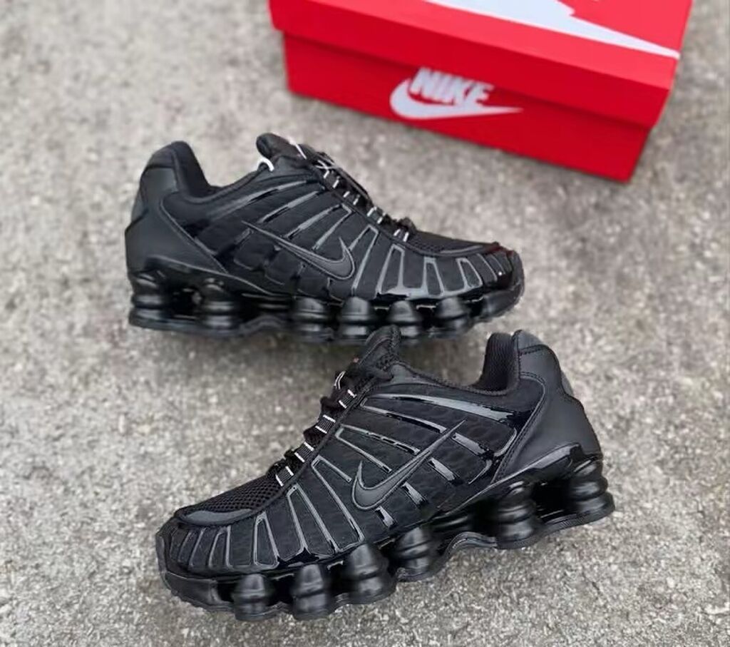 Nike Shox patike – potpuno crne - Model sa čuvenim Shox amortizerima