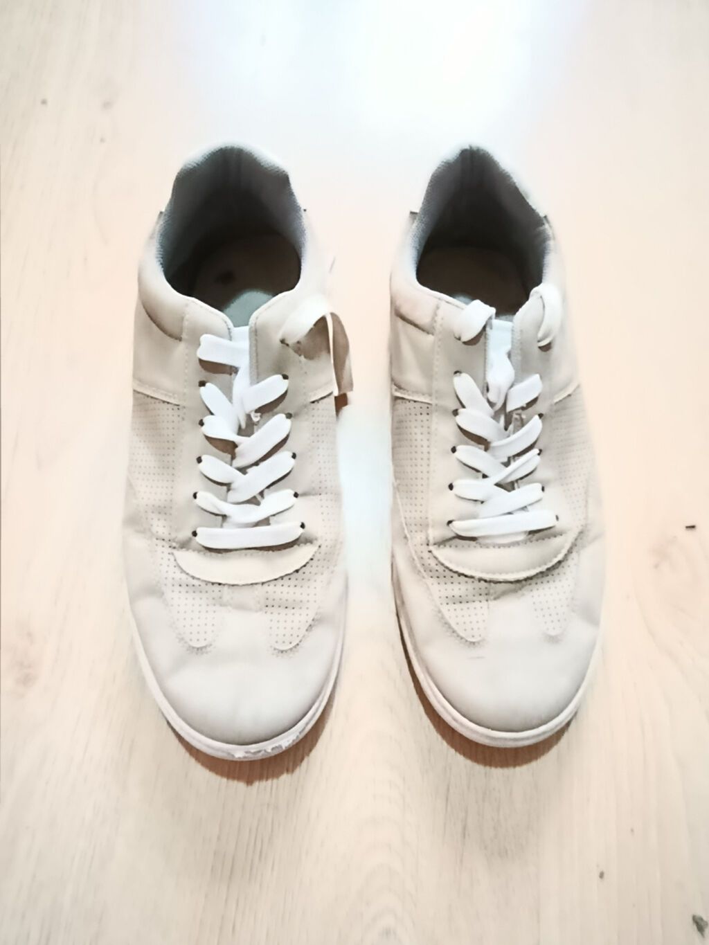 Bele patike sa pertlama - Model: niske patike, klasičan dizajn sa