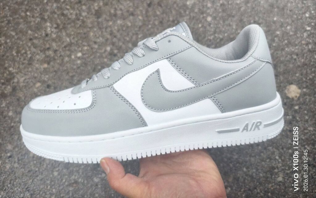 Nike Air Force 1 Low patike – sivo/belo izdanje - Klasičan AF1 dizajn