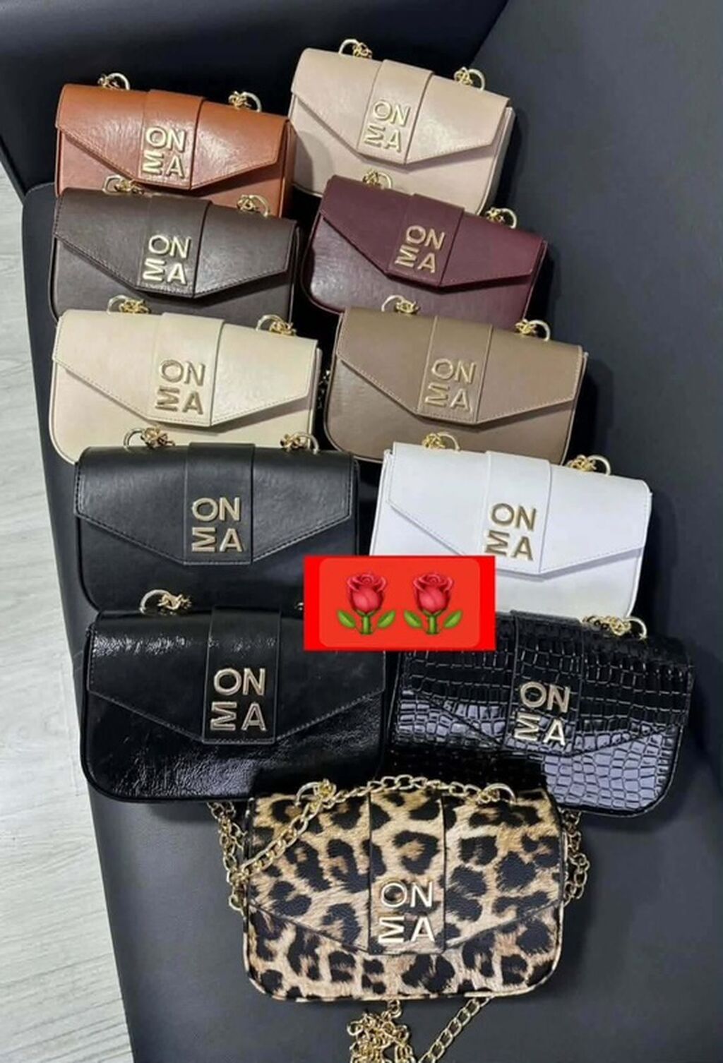 Ženska crossbody torbica sa zlatnim lancem i metalnim monogramom
