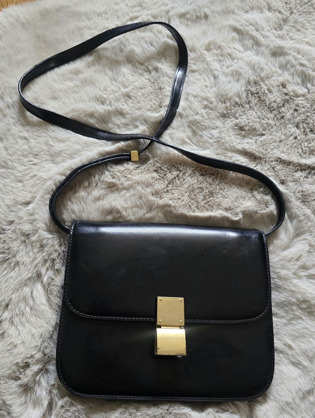 Celine medium Classic Box leather shoulder bag. Celine vintage crna