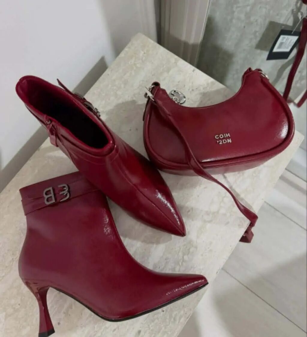Balenciaga, bоја - Bordo