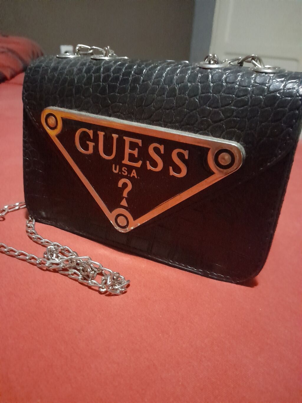 GUESS ženska torbica preko ramena - Model: mala crossbody/večernja