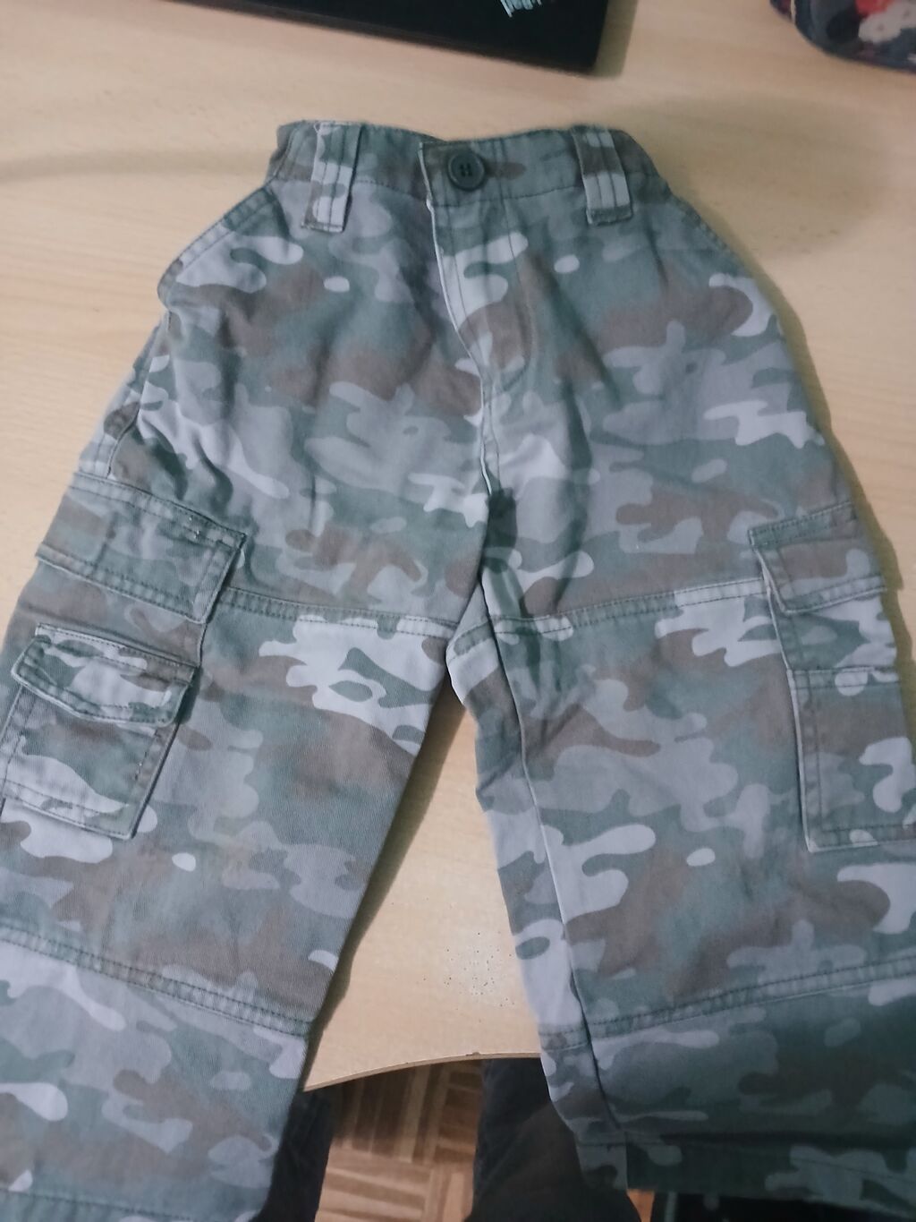 Dečije pantalone – 2 komada (veličina 92) 1) Cargo pantalone