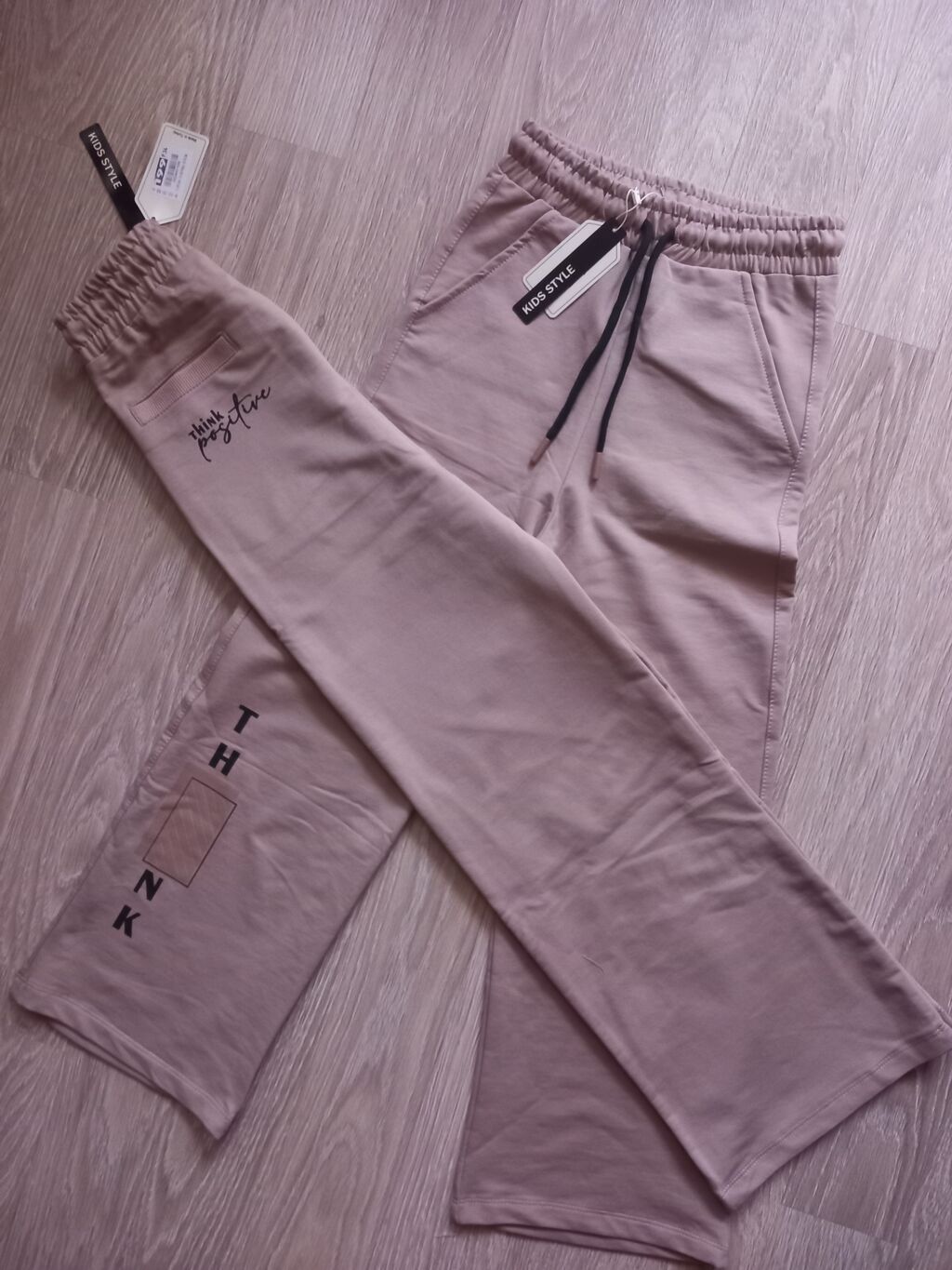 Pantalone nove sa etiketom u broju 8 i 12,jako kvalitetne