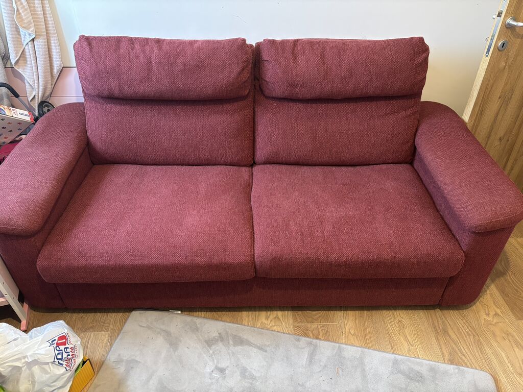 Prodajem dvosed LIDHULT iz IKEA-e u bordo/crvenoj boji. Sofa je