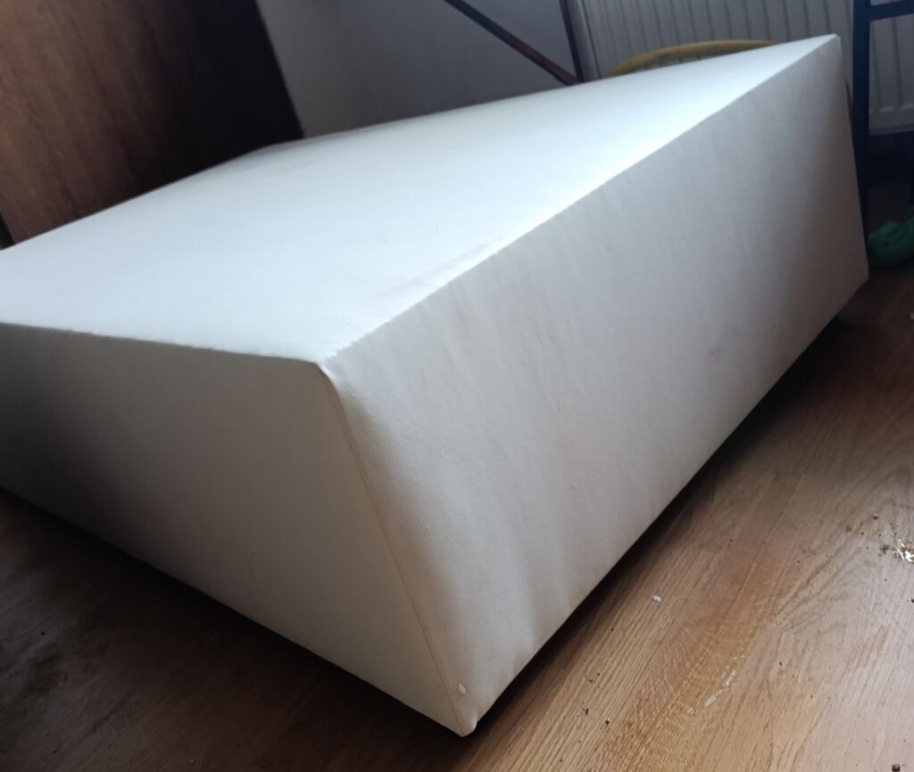 Na prodaju stocici. Dimenzije Beli sto duzina. 118cm Sirina 85,5 cm