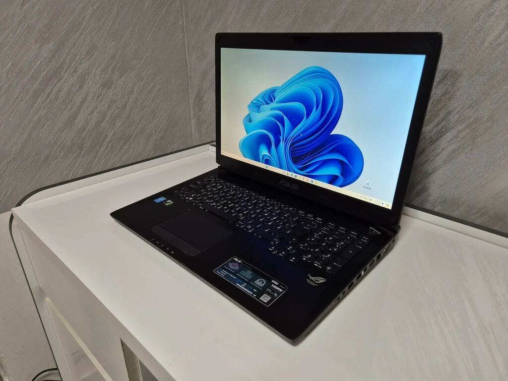 ASUS ROG gejming laptop Ključne karakteristike: - Ekran: 17,3 inča