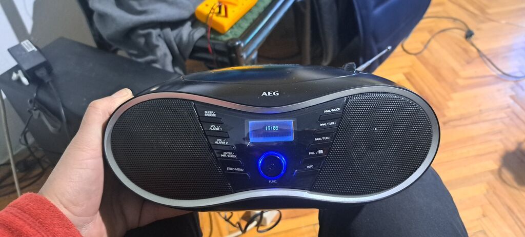 AEG prenosni CD/MP3 radio - Kompaktni boombox sa ugrađenim stereo