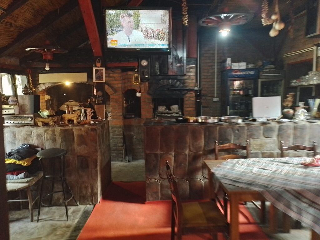 Etno restoran/ribarska čarda sa pečenjem na ognjištu i pogledom na