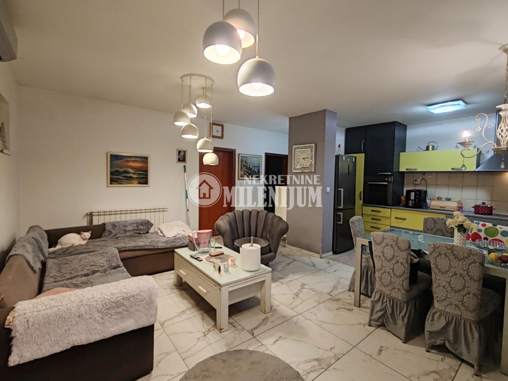 Luksuzna troetažna kuća u Surčinu ID#2147 649.900 €
