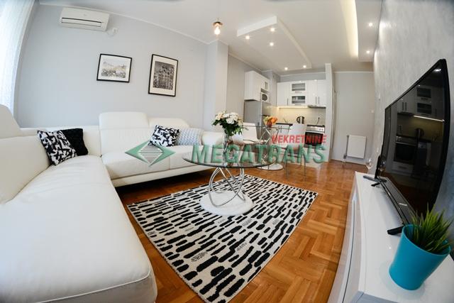 LUX 2.5- soban 55 m2, kod Bulevara, ul. Braće Ribnikar. ID#3
600 €