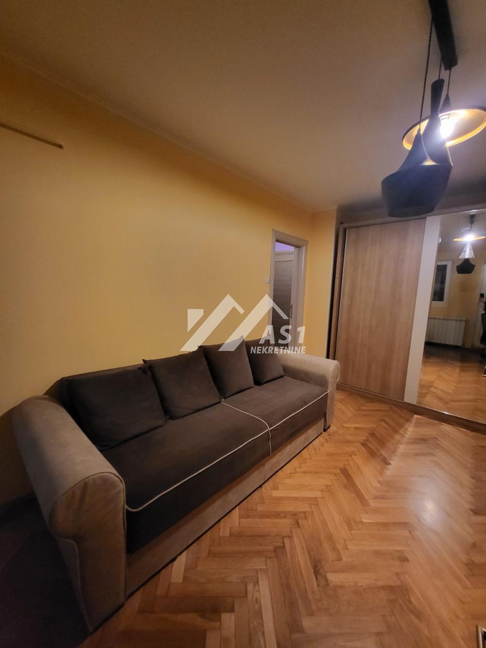 Izdajem lepu renoviranu garsonjeru kod Železničke Stanice !!! ID#5373
350 €