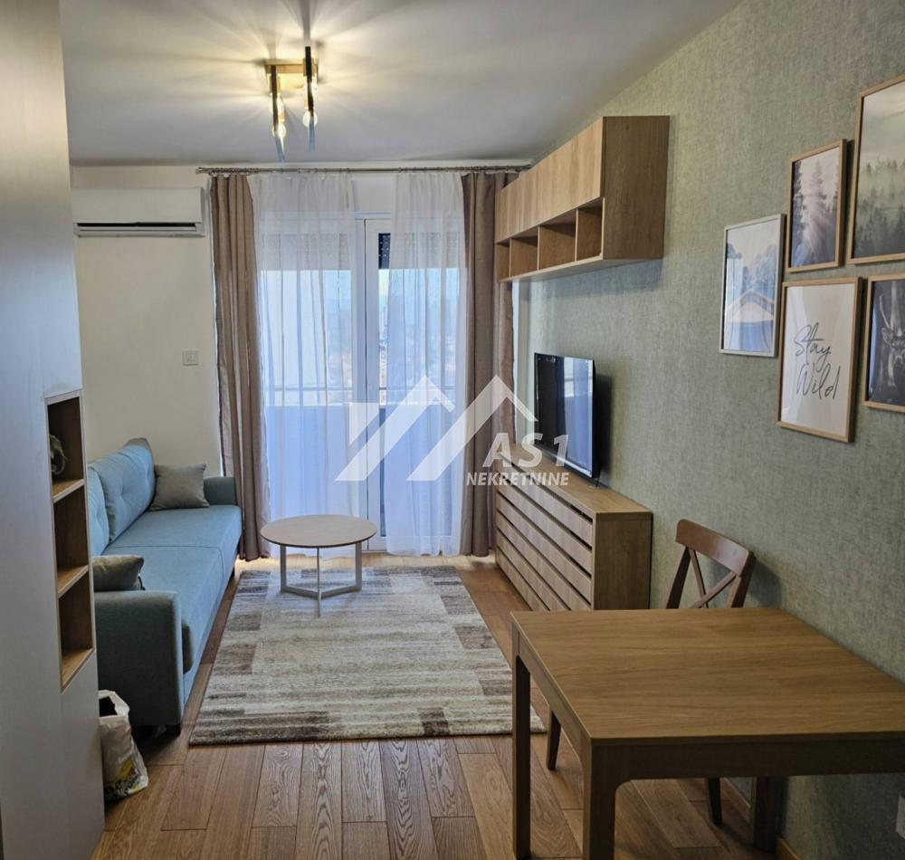 Izdajem LUX garsonjeru na Bulevaru Oslobodjenja !!! garažno mesto ID#5350
400 €