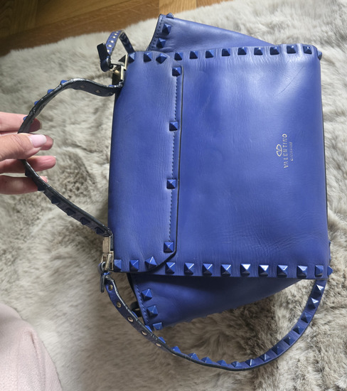 Valentino Garavani rockstud plava torba