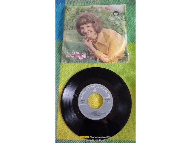 LEPA LUKIC 1975 - IDEM PUTEM BELI DZEMPER PLETEM