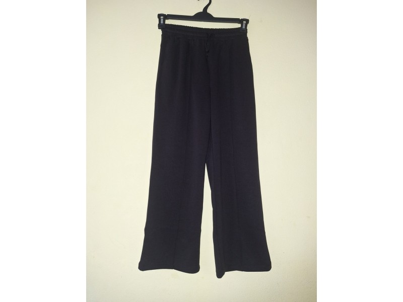 Pantalone trenerka 146 nove.